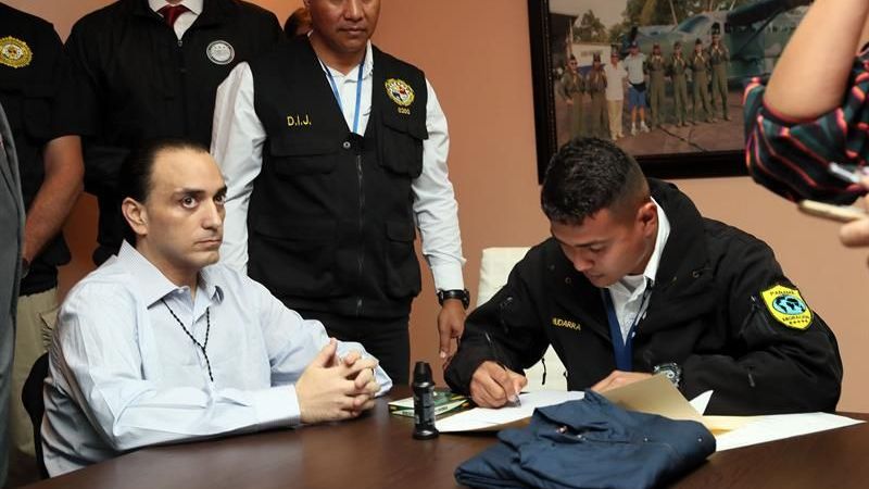 Llega Roberto Borge a México procedente de Panamá