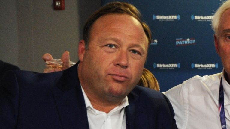 Facebook, Apple y Youtube vetan a periodista Alex Jones por incitación odio