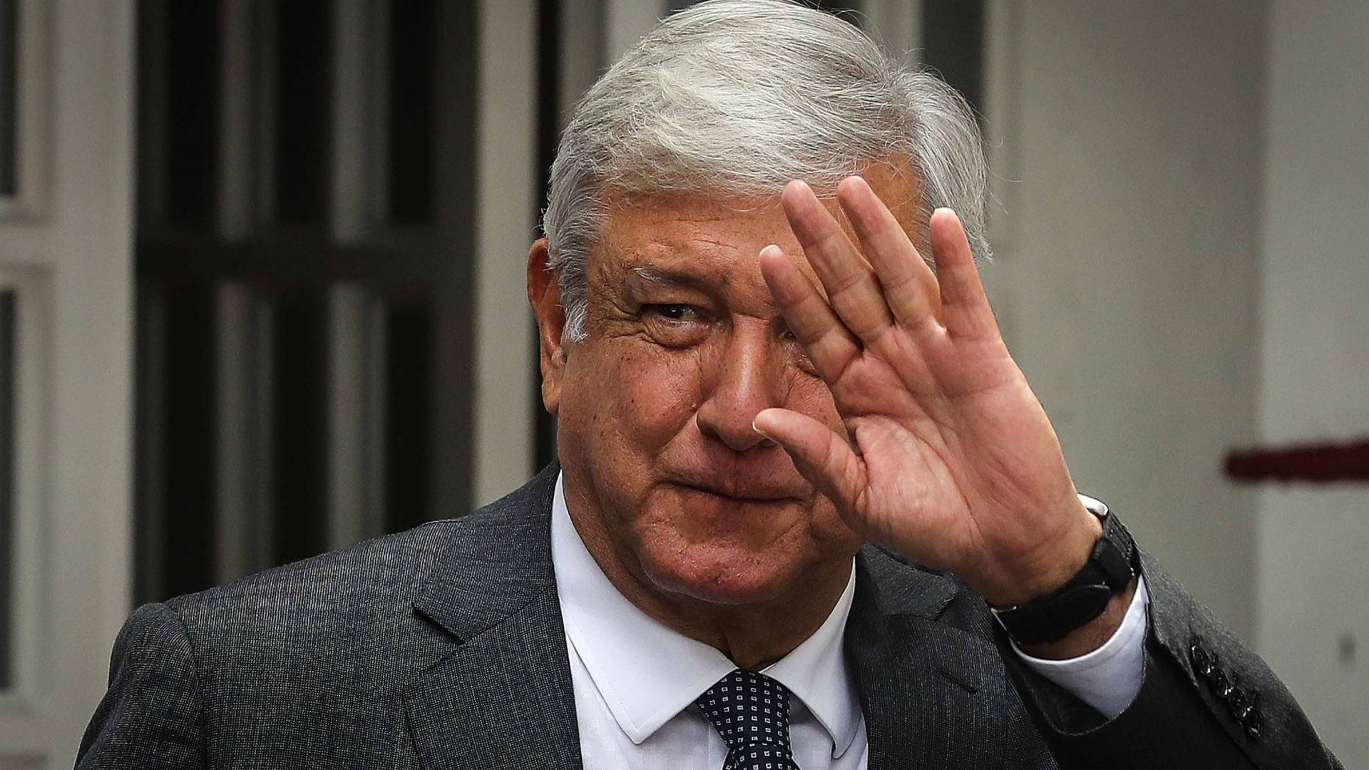 AMLO explica a petroleros plan para rescatar al sector energético