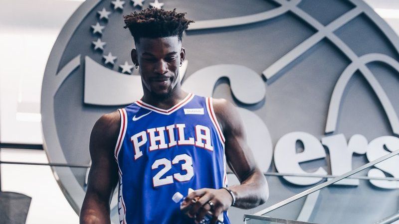 Jimmy Butler es presentado en Philadelphia