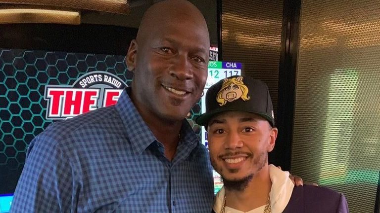 Mookie Betts compartió con Michael Jordan durante un juego de la NBA