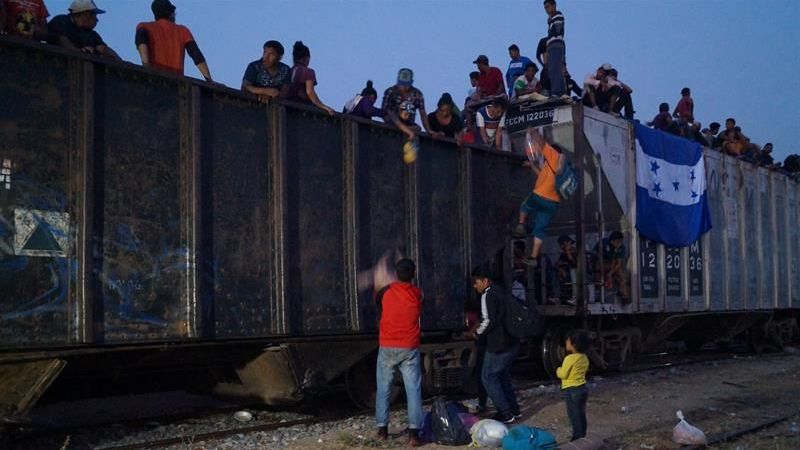 Sale segundo viaje de migrantes a bordo de "La Bestia"