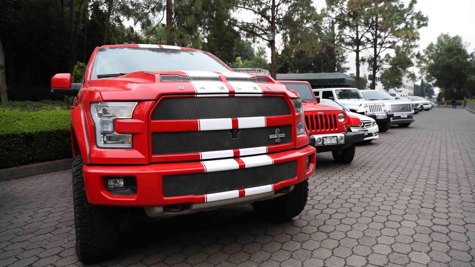 Subastan en Los Pinos 82 vehículos asegurados por FGR