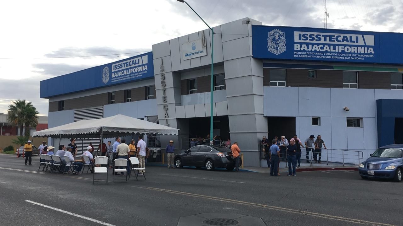 Sindicatos toman instalaciones de ISSSTECALI en Mexicali ante falta de pago