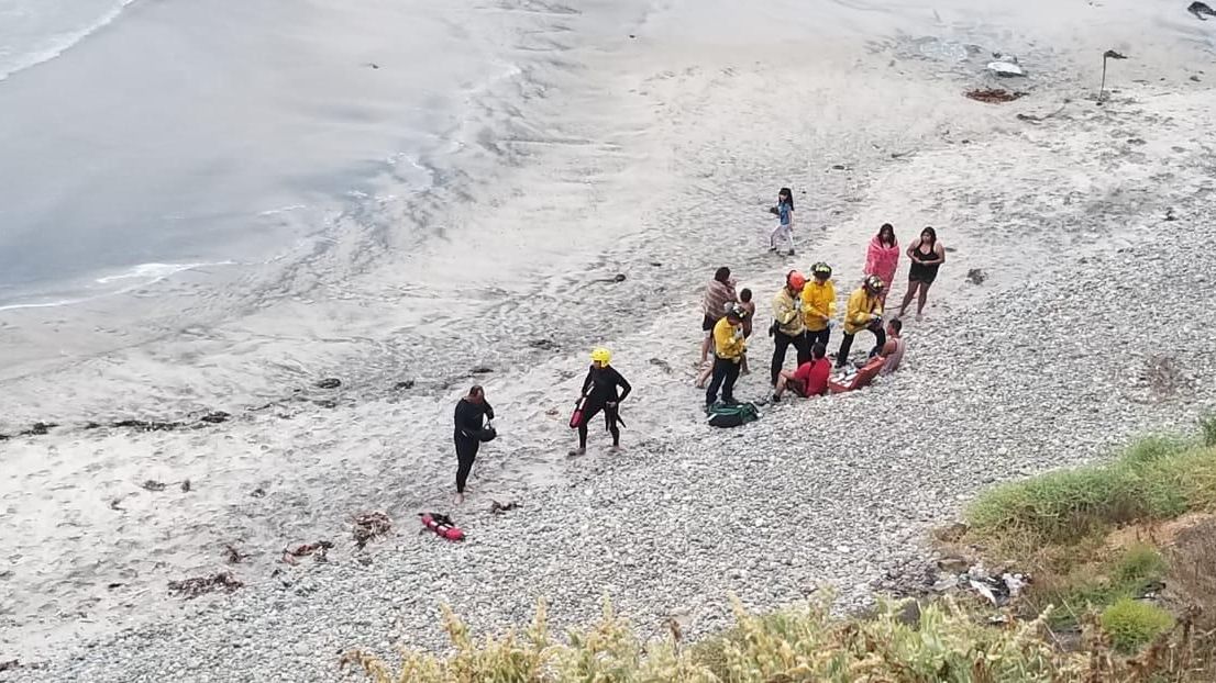 Rescatan a dos en Punta Bandera