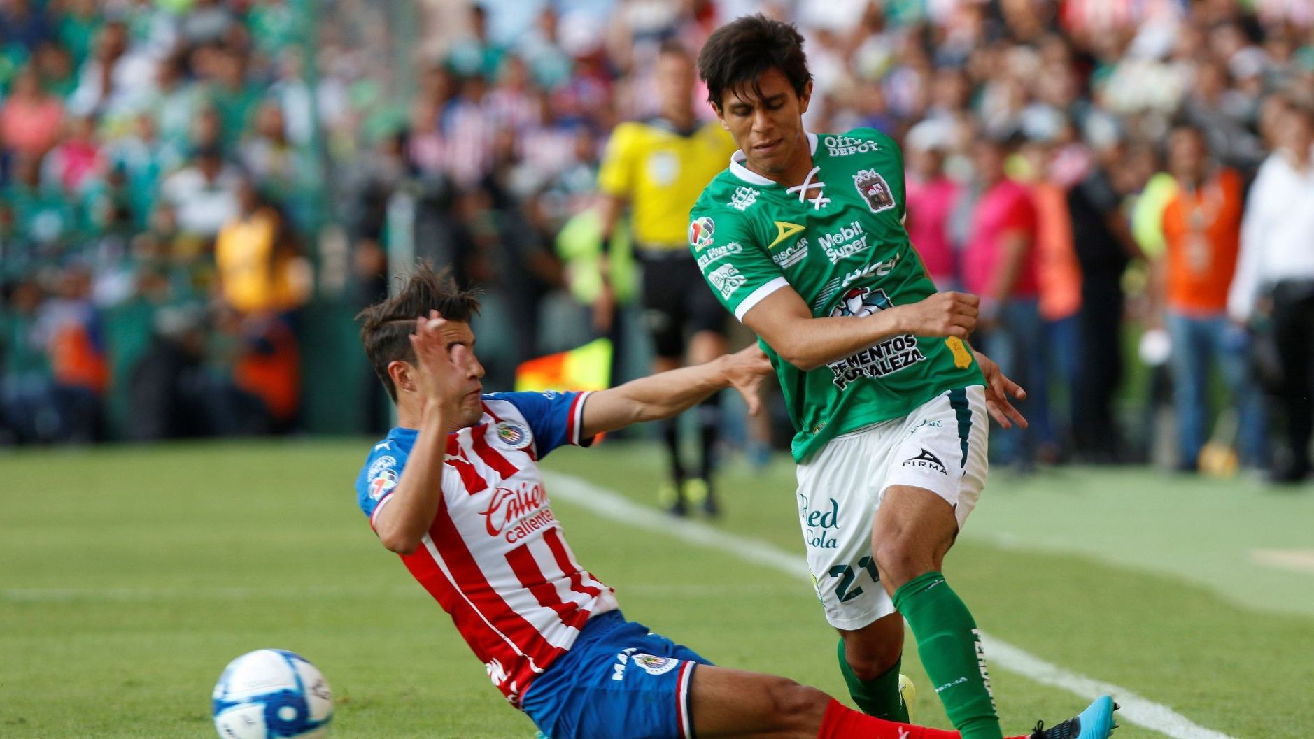 León vence a Chivas que luchó hasta el final