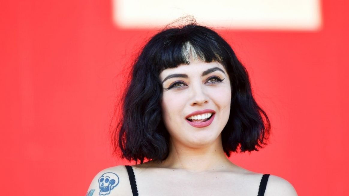 Mon Laferte presume y besa a su amor, una mujer 😏
