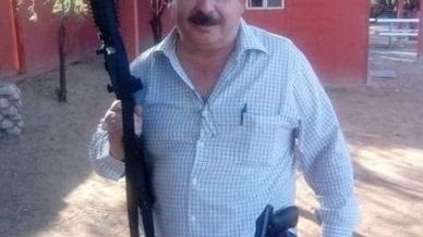 Nuevo director de la CESPM se fotografía con armas