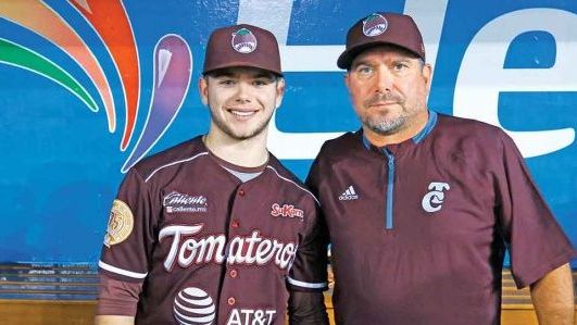 Dos generaciones; Benjamín y Mateo Gil, con tomateros