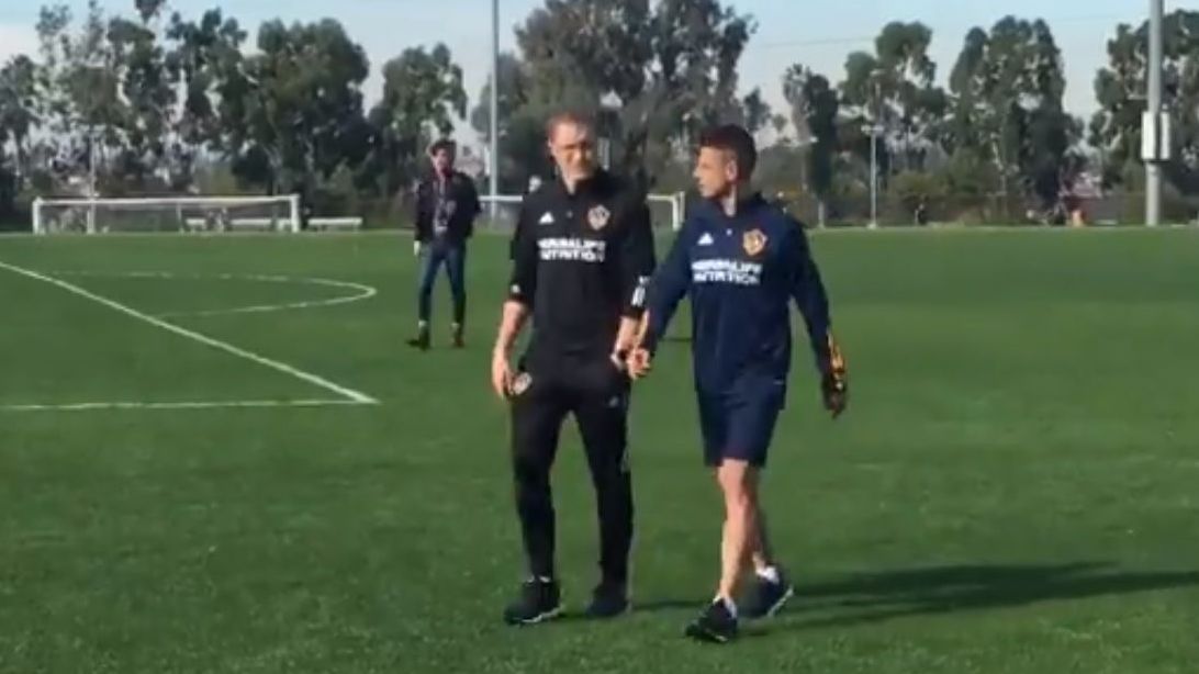 VIDEO: ¡Llegó CH14 al entrenamiento! Ya se presentó con el DT y sus ...