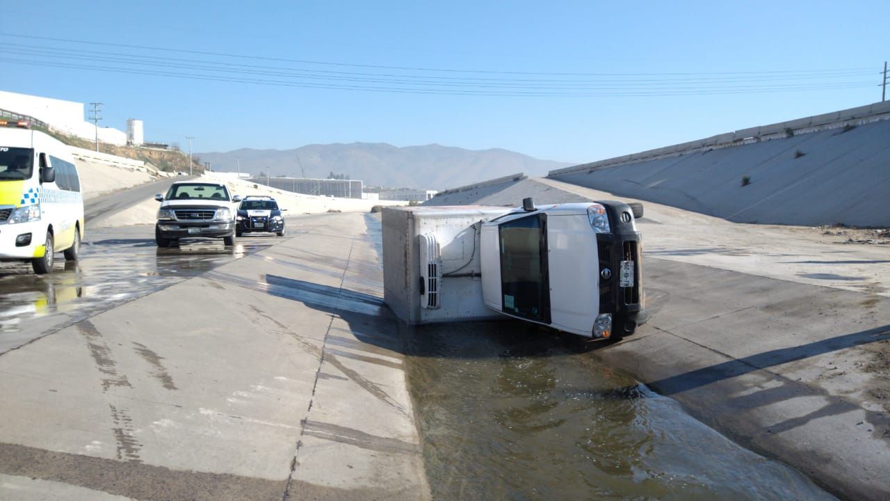 Volcadura dentro de la canalización del Río Tijuana Alamar