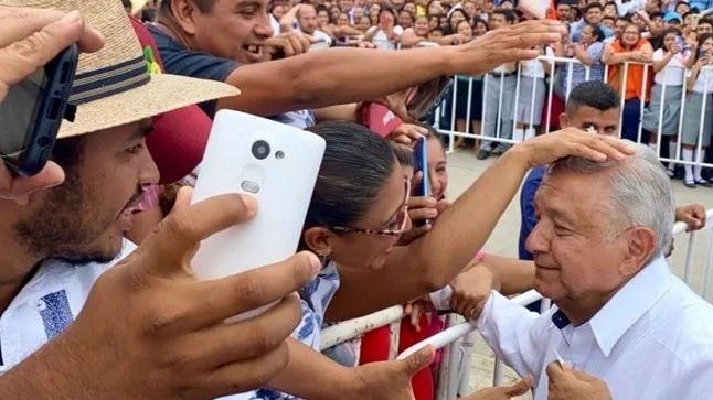 AMLO da besos y abrazos pese a recomendaciones por coronavirus