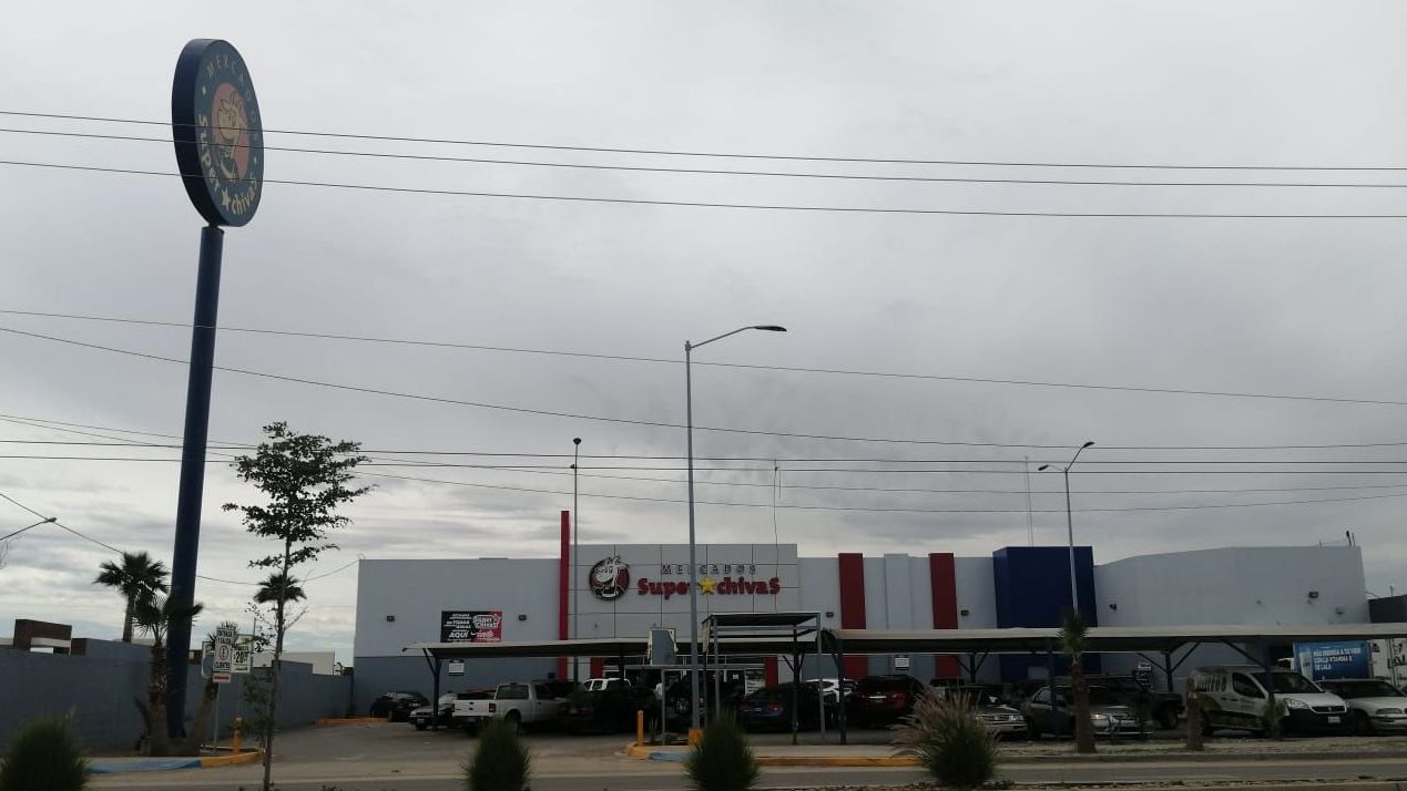 Mercado Super Chivas discrimina a enfermera y la saca de sus instalaciones