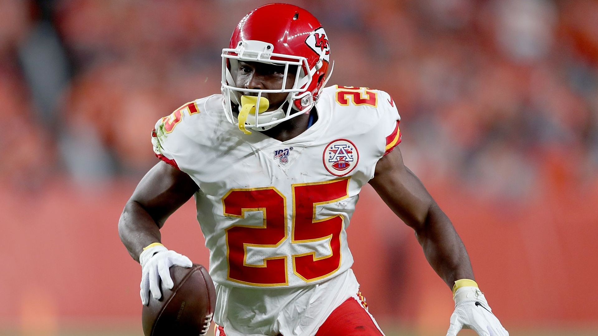 McCoy se debate entre 2 equipos y 2 años más de carrera