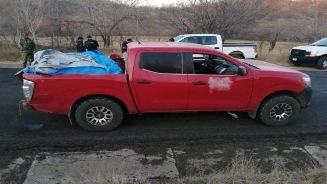 Hallan 12 cuerpos en camioneta abandonada