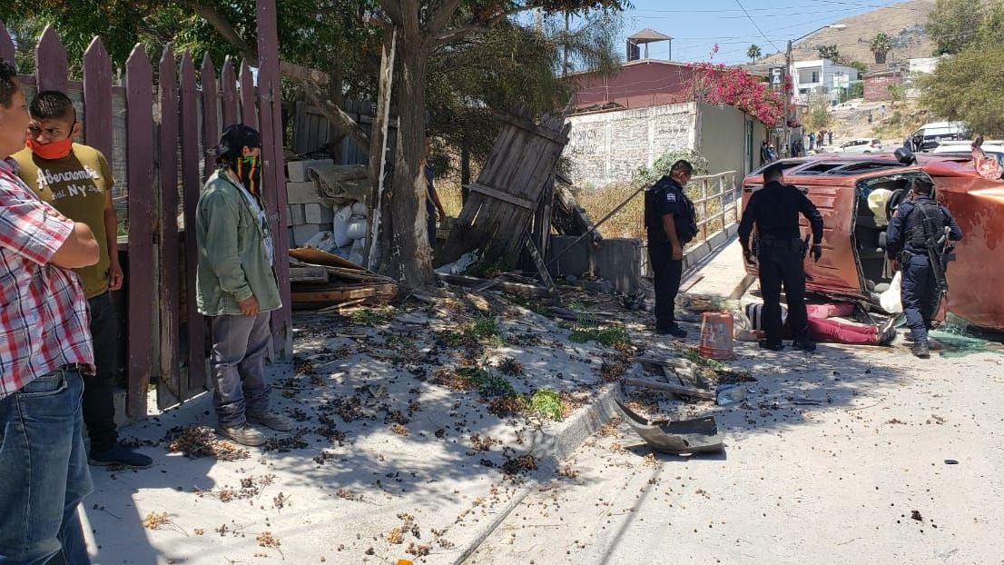 VIDEO: Choque y volcadura deja a una mujer lesionada de gravedad