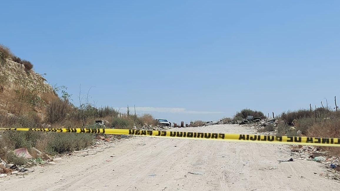 Hallan en camino de terraceria un cuerpo envuelto en una cobija