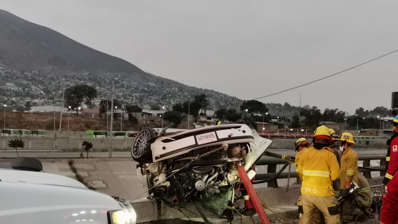 VIDEO: Auto volcado quedó a medio vuelo entre el canal y la vía rápida