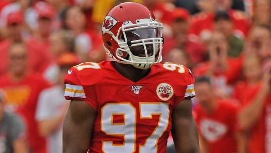 Alex Okafor reestructura contrato con Chiefs
