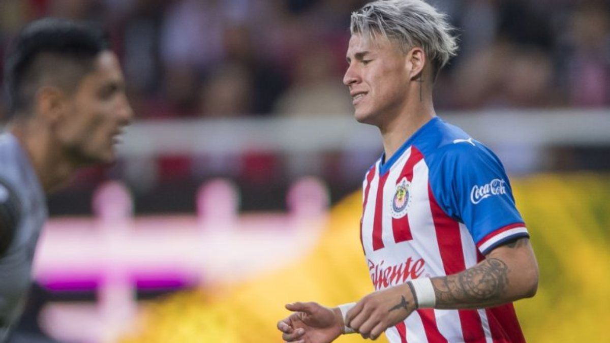 Cristian Calderón explica sus fotos en una fiesta