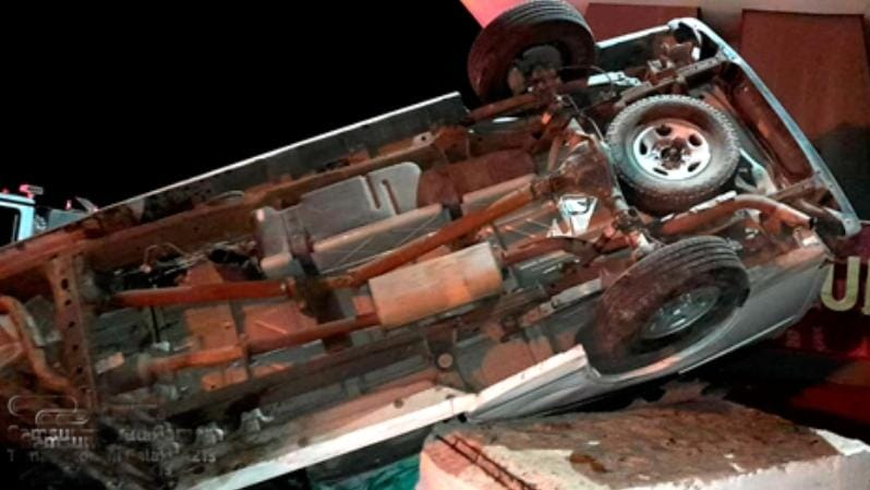 Impresionante volcadura y choque en monumento de carretera Mexicali a ...