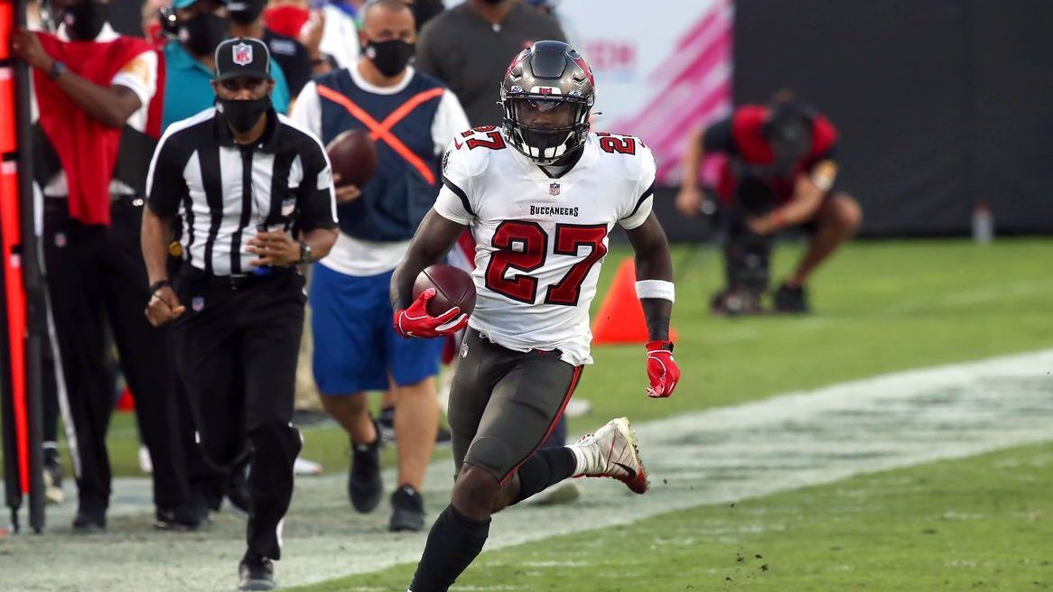 Ronald Jones perdería tiempo en Tampa Bay por cirugía