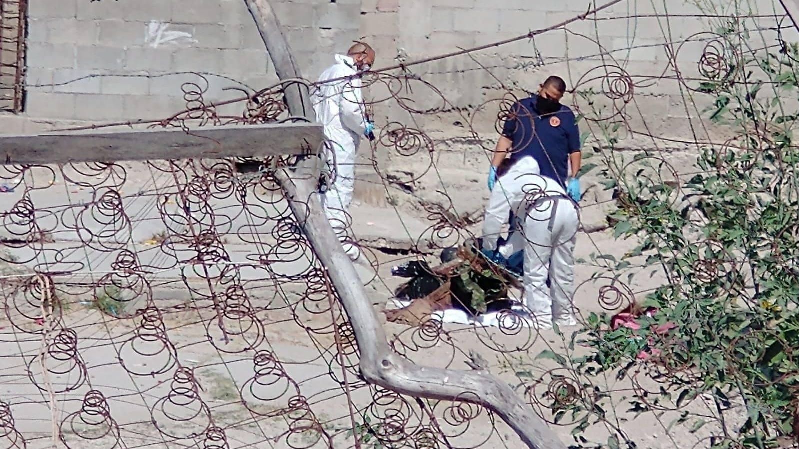 Hallan cuerpo envuelto en cobijas y bolsas de plástico