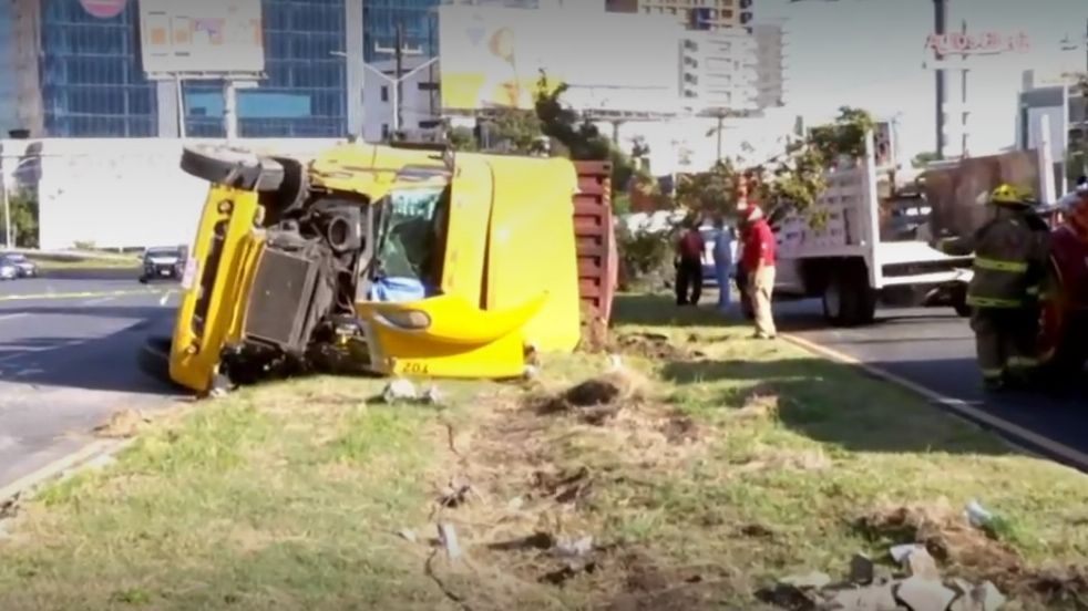Murió niño de 10 años tras volcadura de tráiler en la avenida Revolución