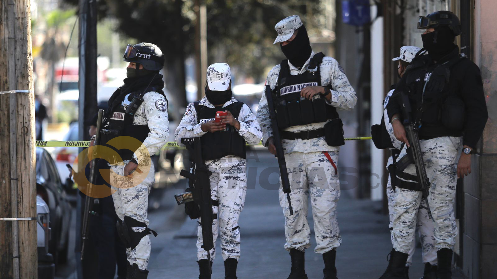 Cabeza humana con narcomensaje y un ejecutado en un taller