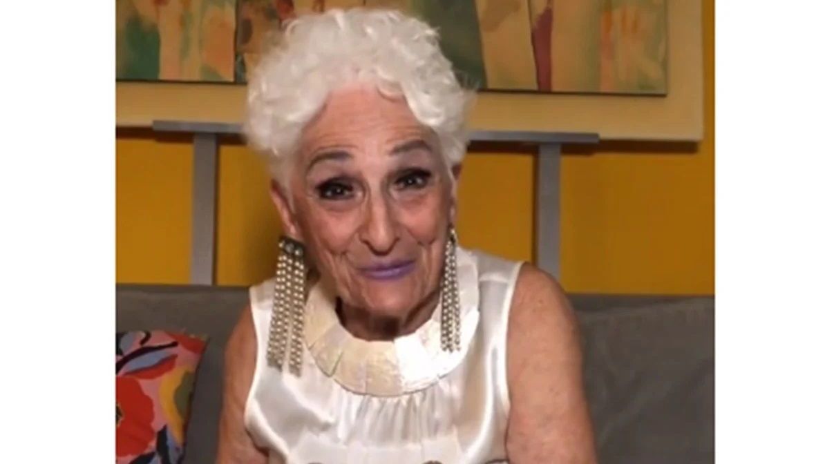 Ella es Hattie Retroage, la coach sexual de 85 años que triunfa en Tinder
